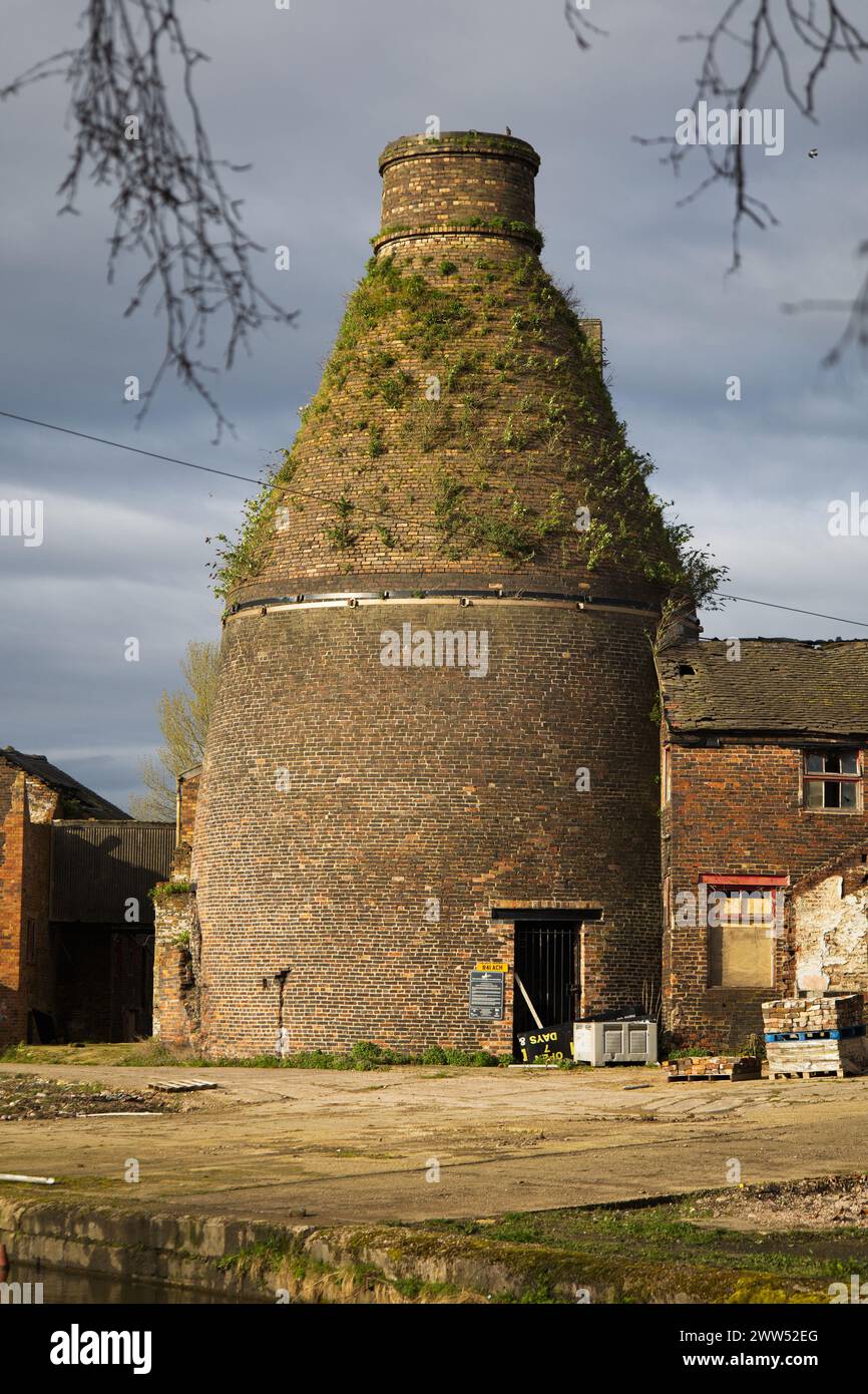 Bottle Kilns and derelict pottery buildings at Middleport and Longport ...