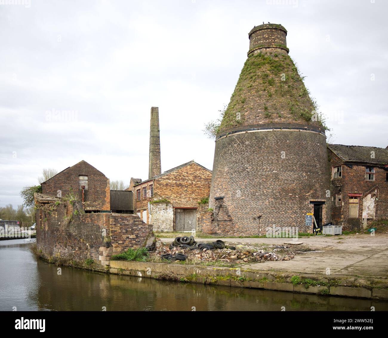 Bottle Kilns and derelict pottery buildings at Middleport and Longport ...
