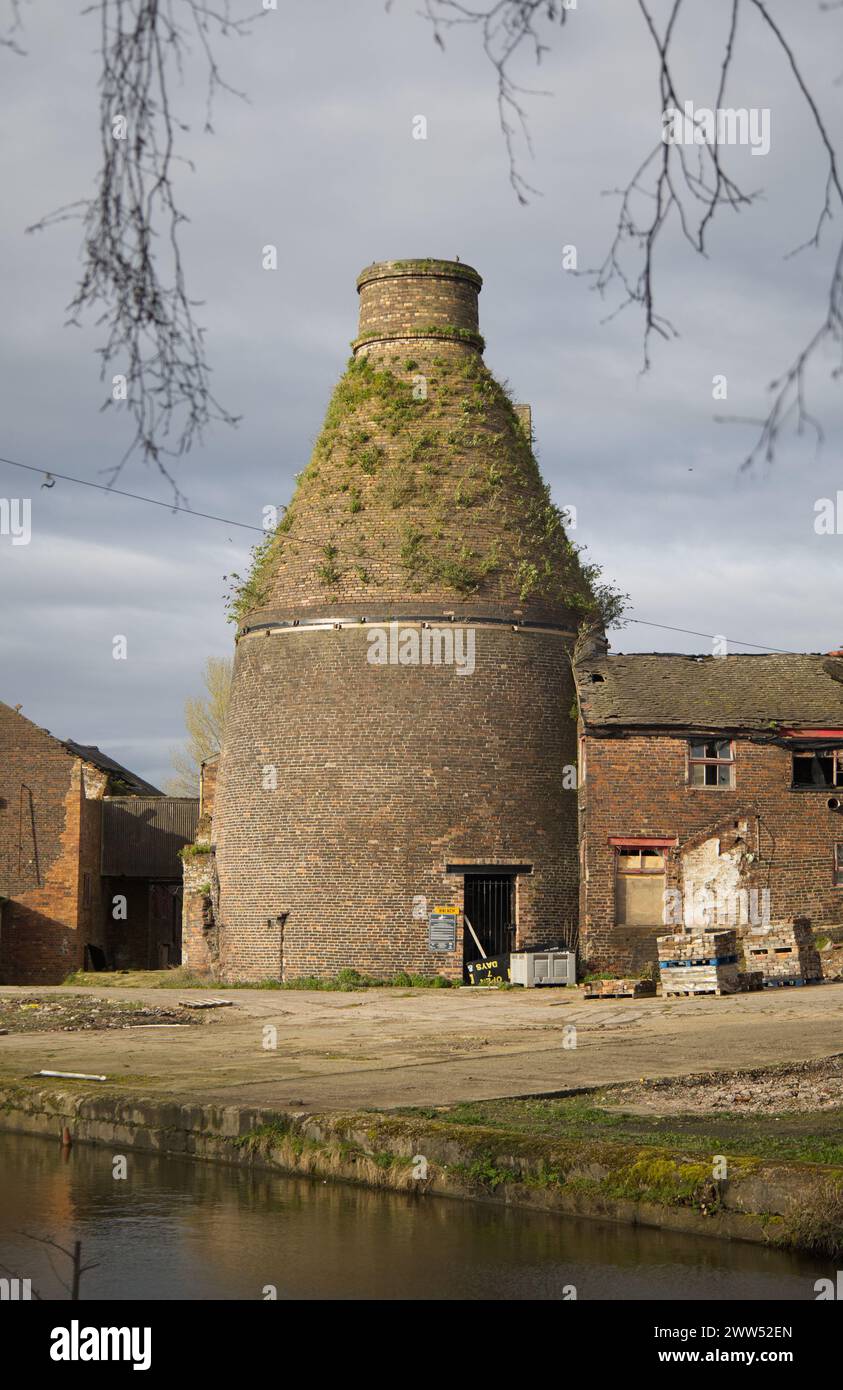 Bottle Kilns and derelict pottery buildings at Middleport and Longport ...