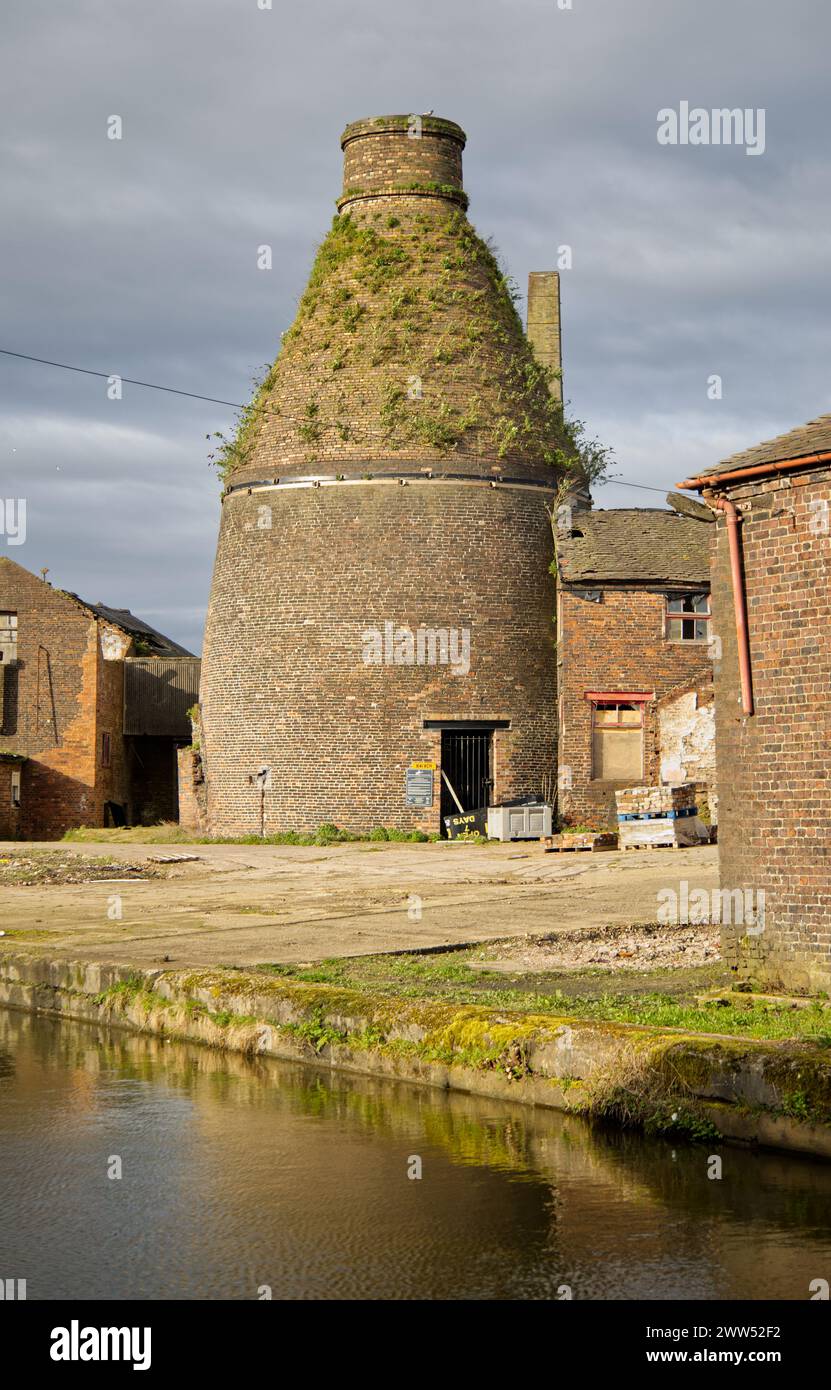 Bottle Kilns and derelict pottery buildings at Middleport and Longport ...