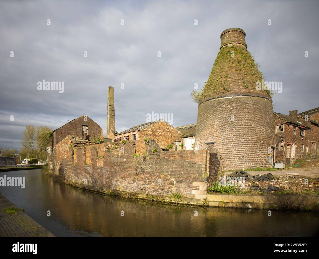 Bottle Kilns and derelict pottery buildings at Middleport and Longport ...