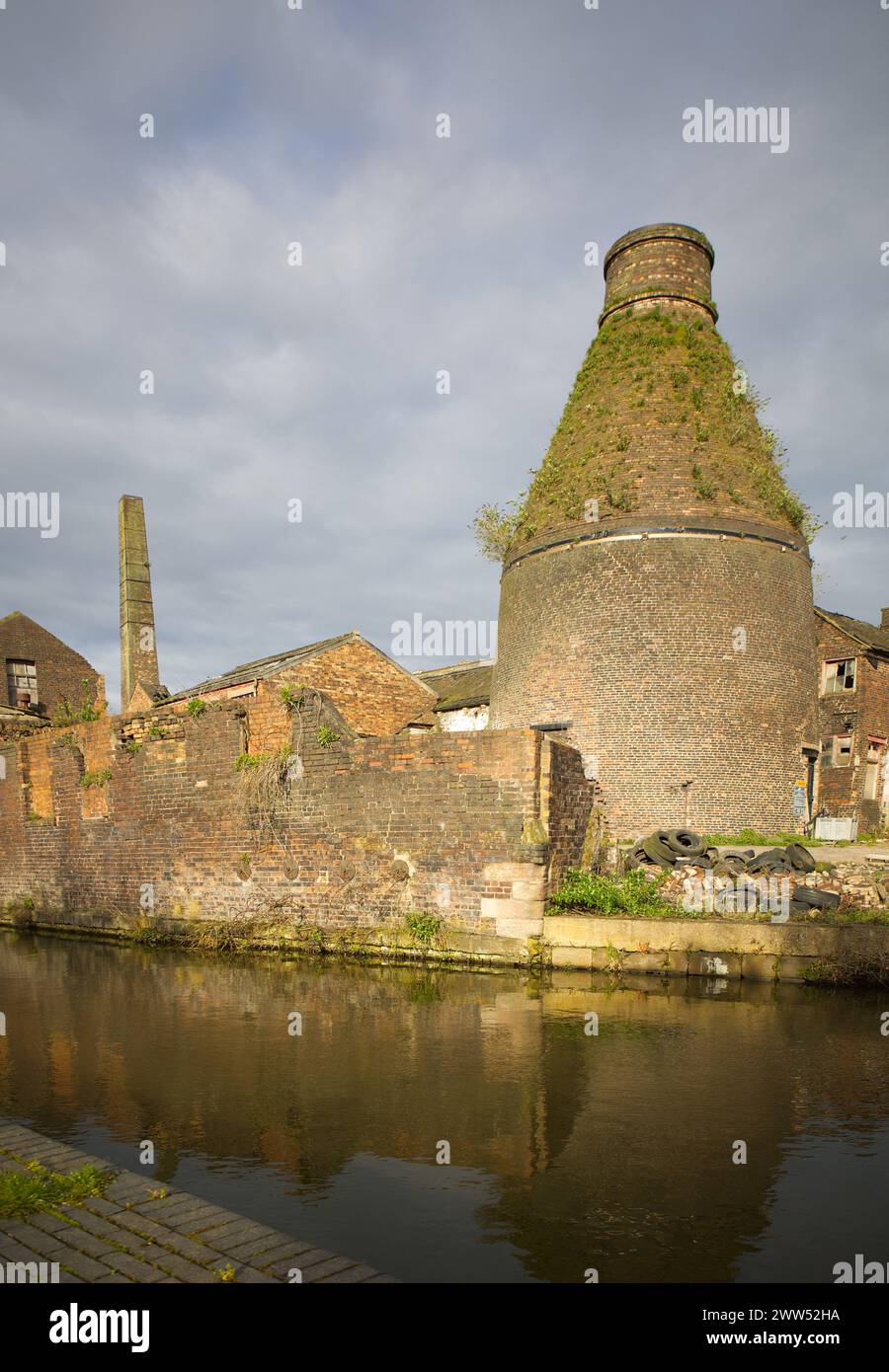 Bottle Kilns and derelict pottery buildings at Middleport and Longport ...