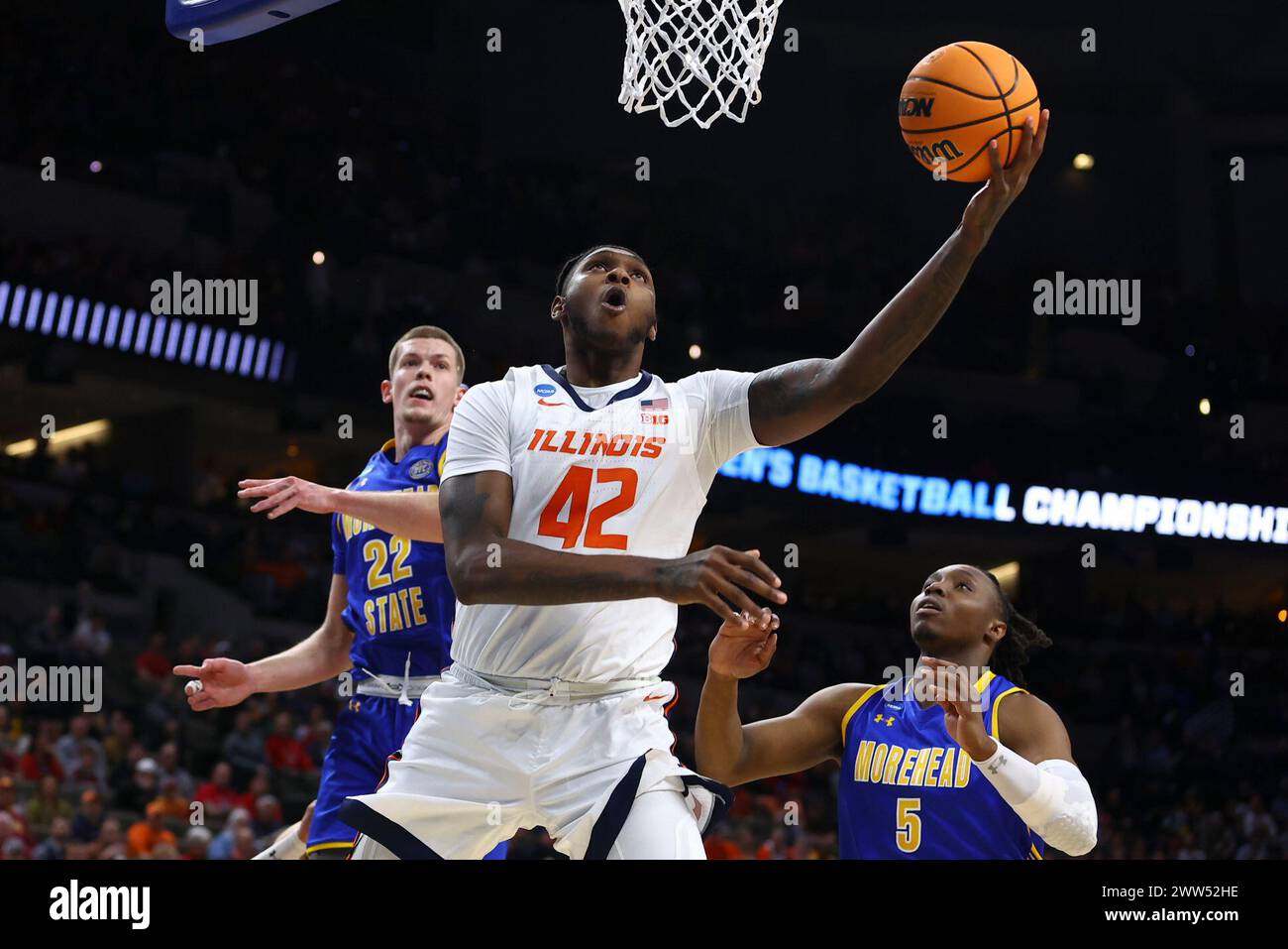 Illinois forward Dain Dainja (42) shoots in front of Morehead State ...