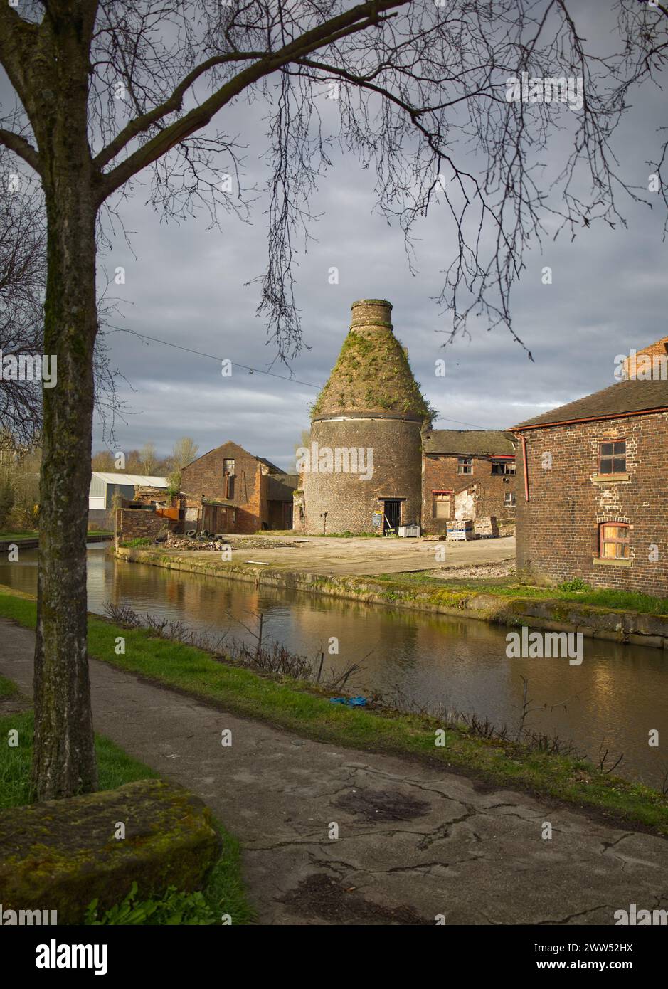 Bottle Kilns and derelict pottery buildings at Middleport and Longport ...