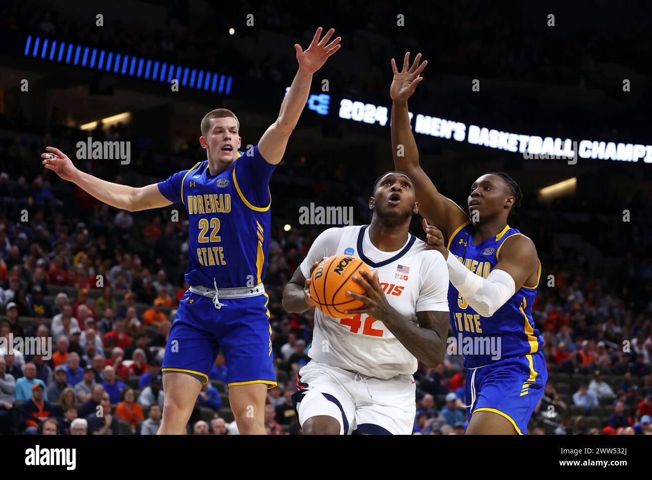 Illinois forward Dain Dainja (42) shoots in front of Morehead State ...