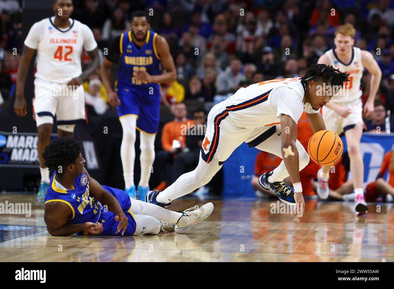 Illinois guard Terrence Shannon Jr. (0) makes a steal on Morehead State ...