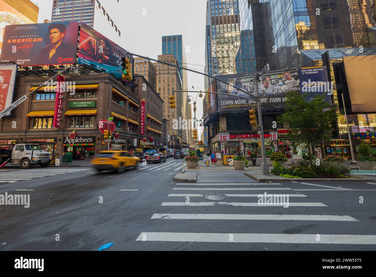 Bustling environment hi-res stock photography and images - Alamy