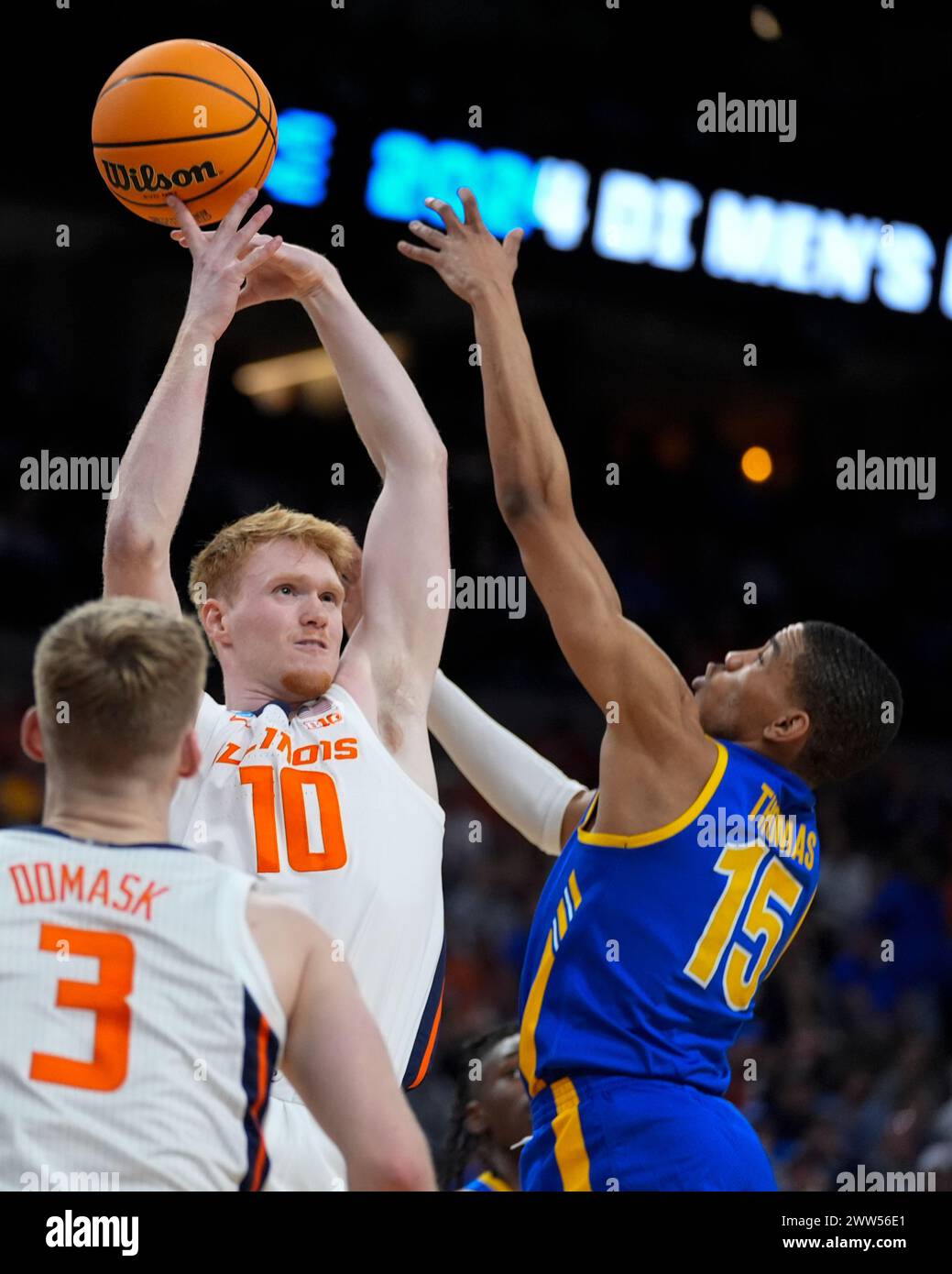 Illinois guard Luke Goode (10) and Morehead State guard Kalil Thomas ...