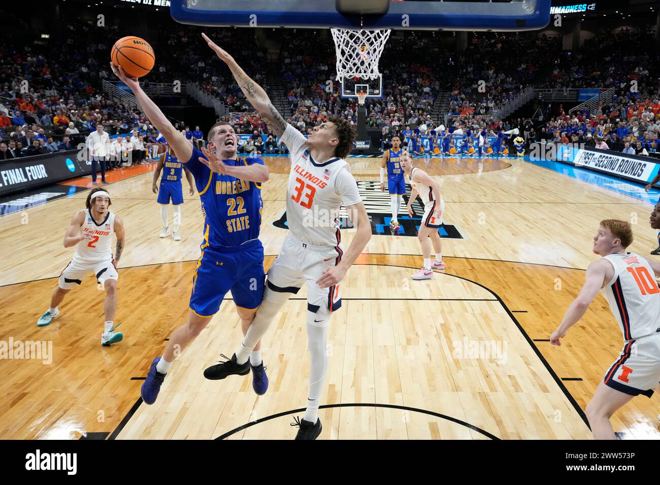 Morehead State guard Riley Minix (22) shoots over Illinois forward ...