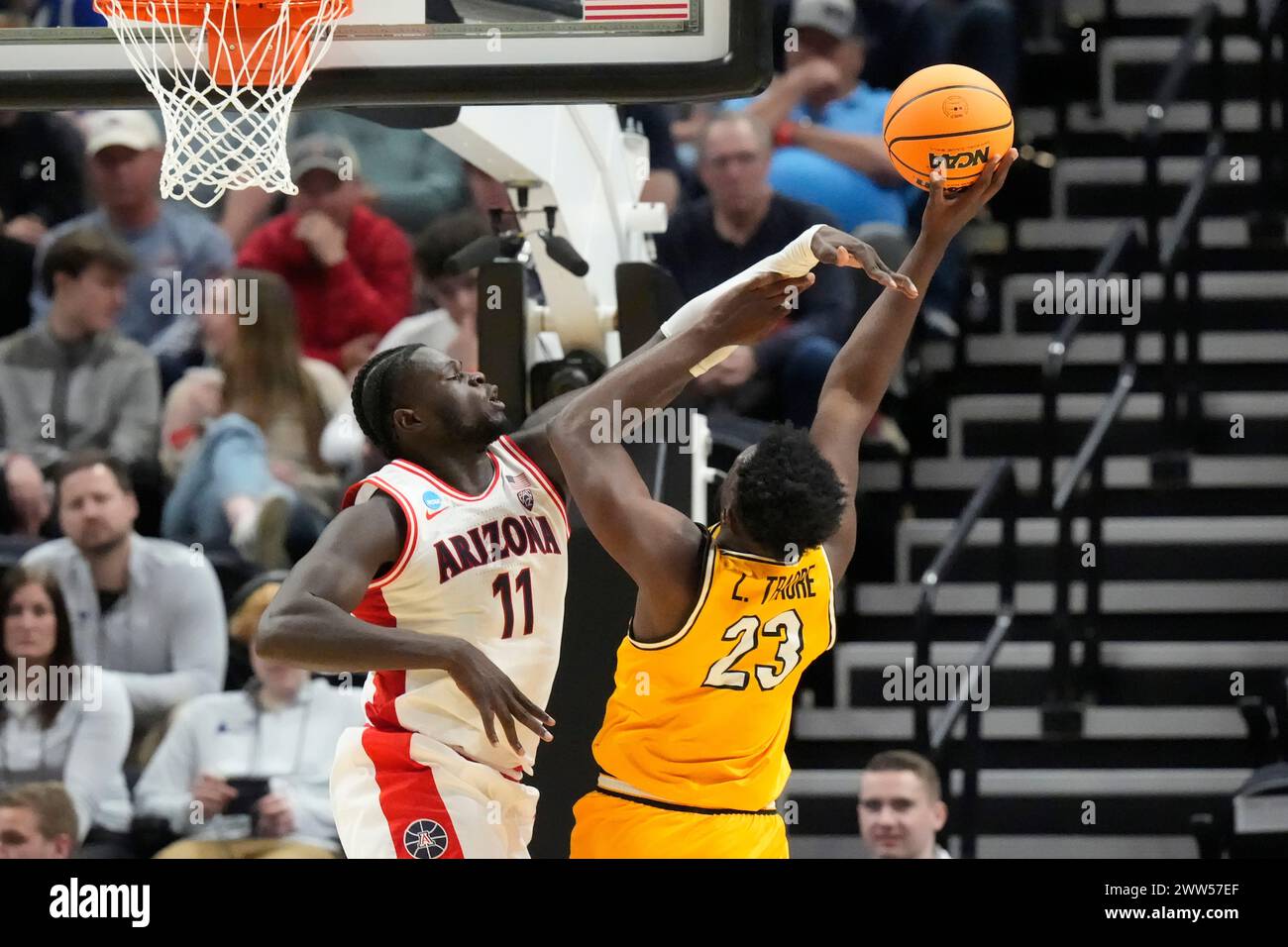 Arizona center Oumar Ballo (11) defends against Long Beach State ...