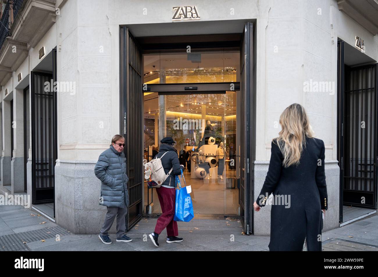 Madrid, Spain. 21st Mar, 2024. Shoppers enter the Spanish multinational ...