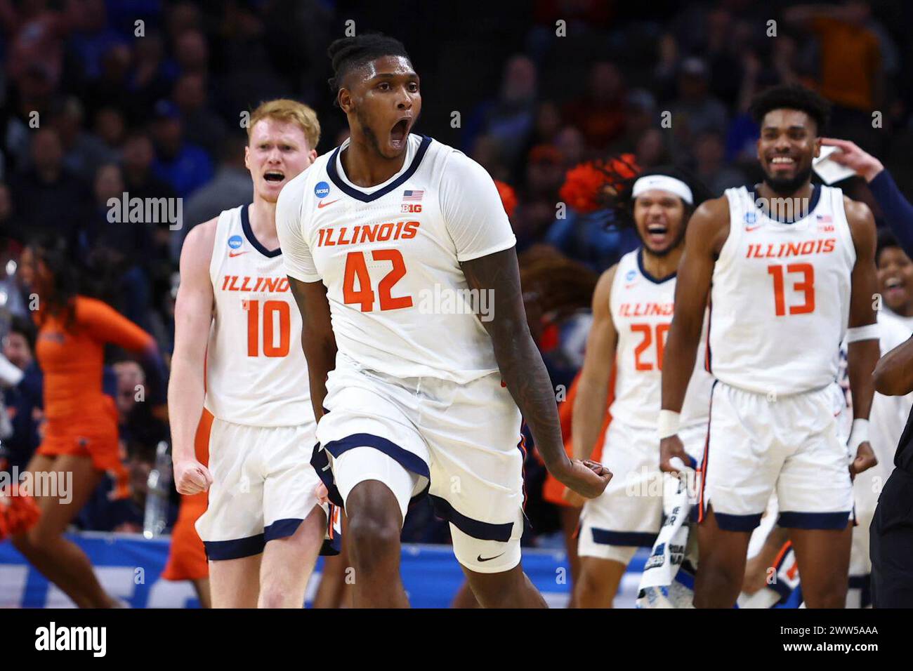 Illinois forward Dain Dainja (42) celebrates after a dunk against ...
