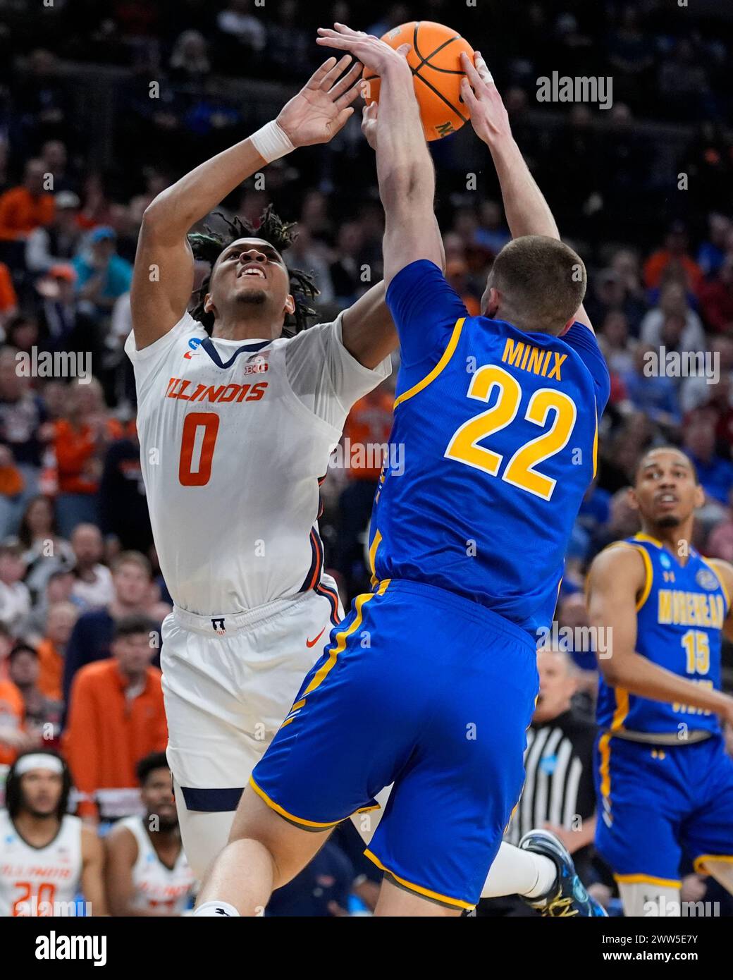 Illinois guard Terrence Shannon Jr. (0) is fouled by Morehead State ...