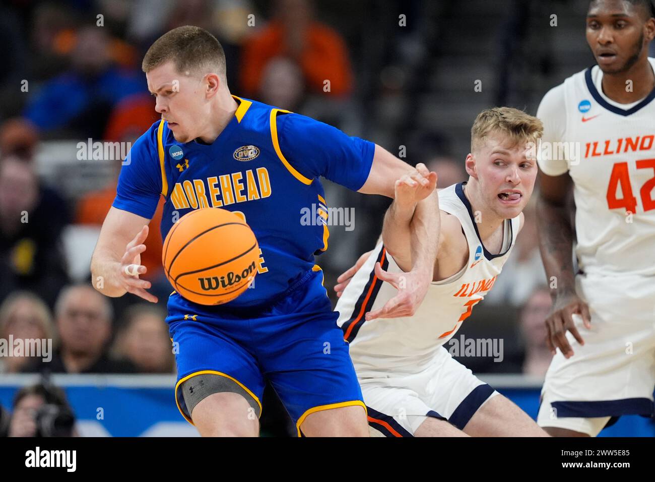 Morehead State guard Riley Minix, left, get tangled up with Illinois ...