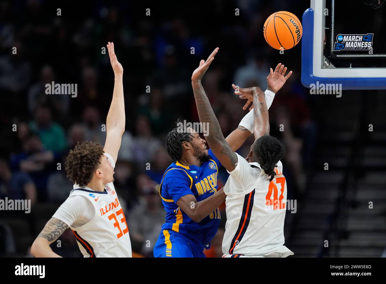 Illinois forward Dain Dainja (42) blocks the shot of Morehead State ...