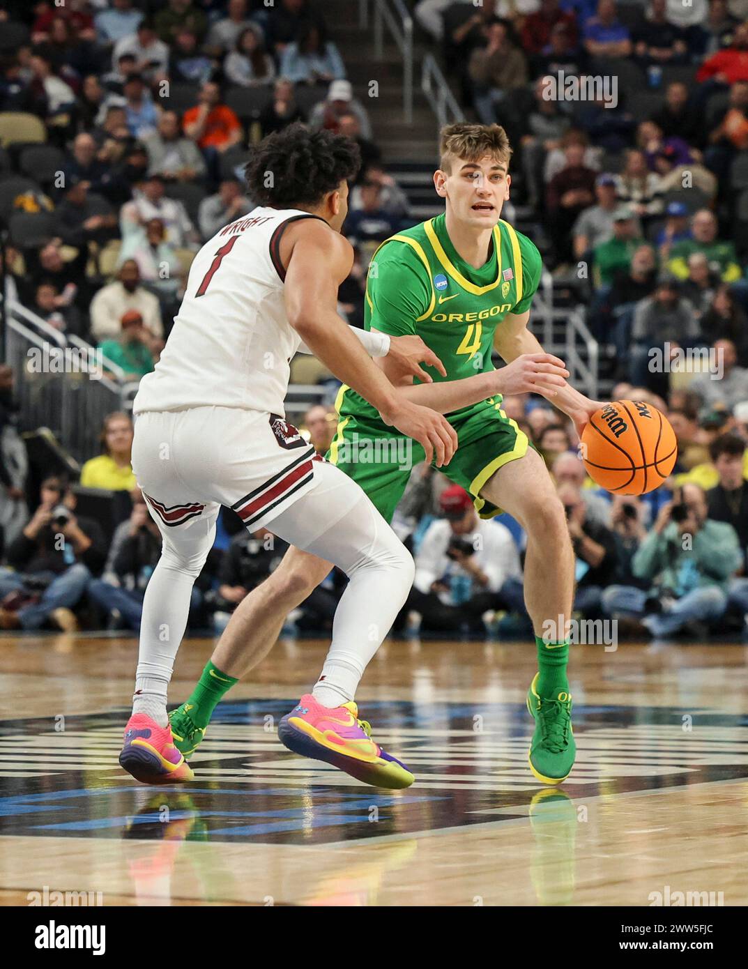 Pittsburgh, PA, USA. 21st Mar, 2024. Oregon Ducks guard Brennan Rigsby ...