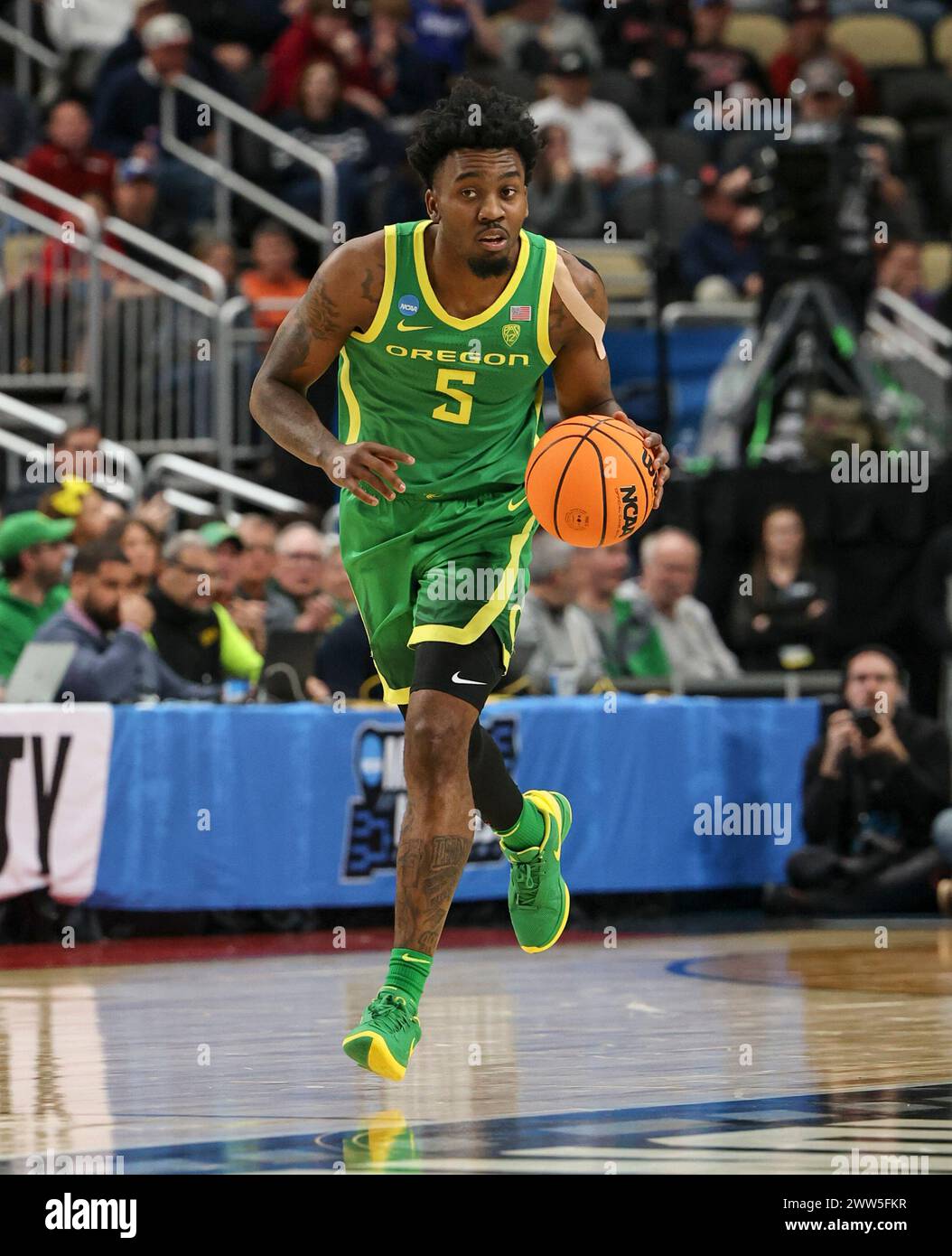 Pittsburgh, PA, USA. 21st Mar, 2024. Oregon Ducks guard Jermaine ...