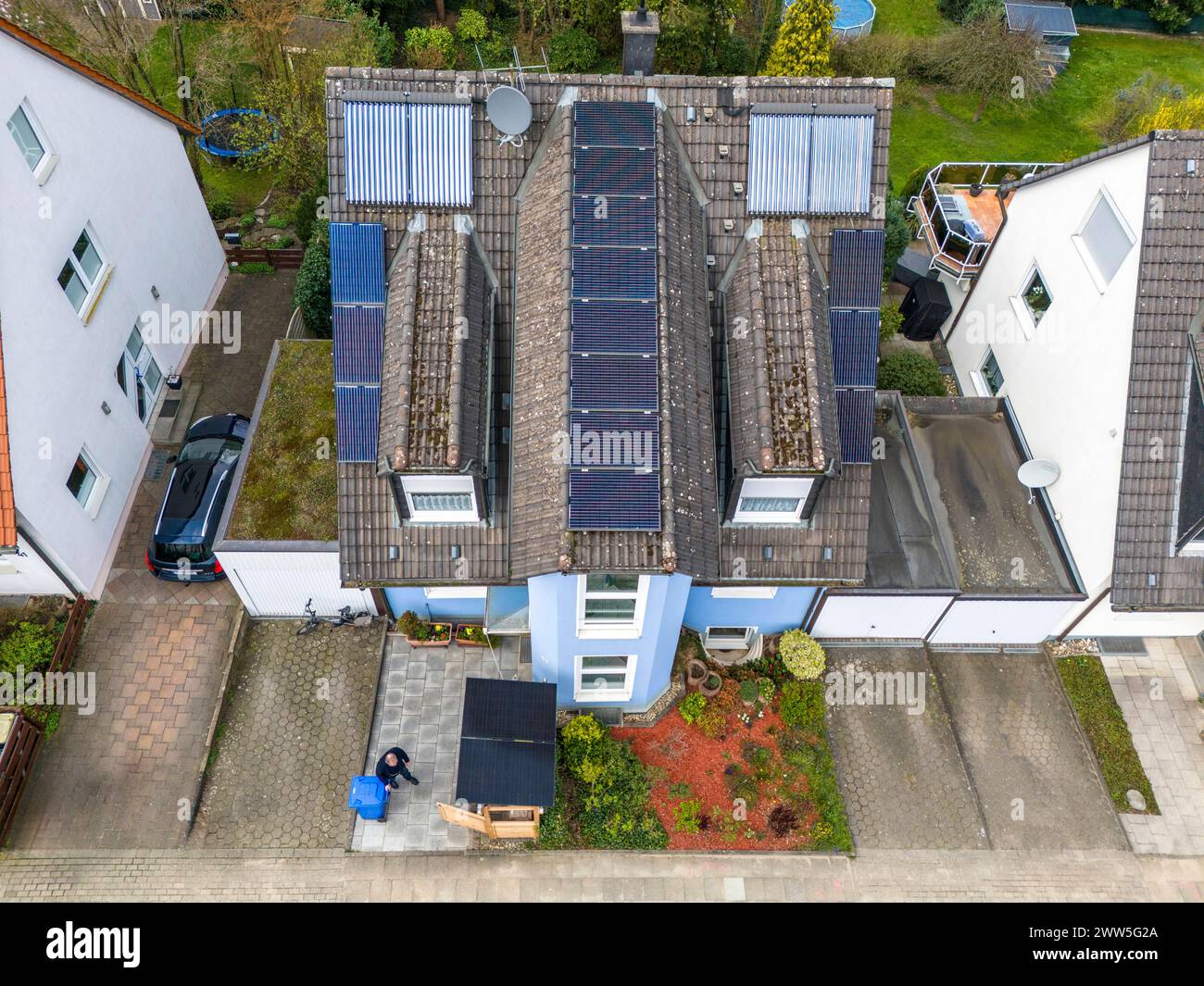 Wohngebäude mit solardach hi-res stock photography and images - Alamy