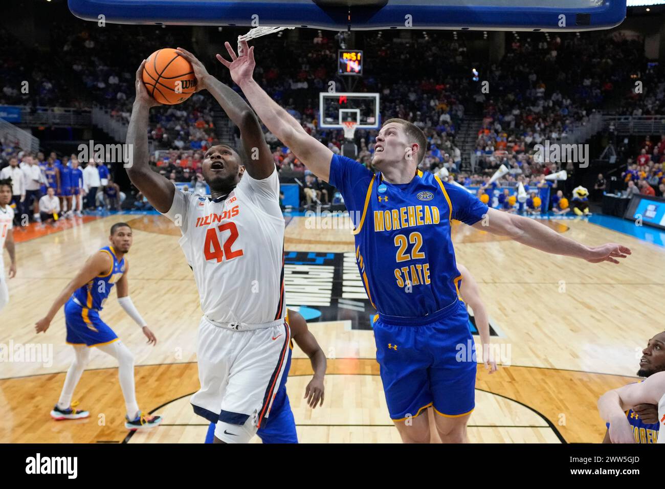Illinois forward Dain Dainja (42) shoots over Morehead State guard ...