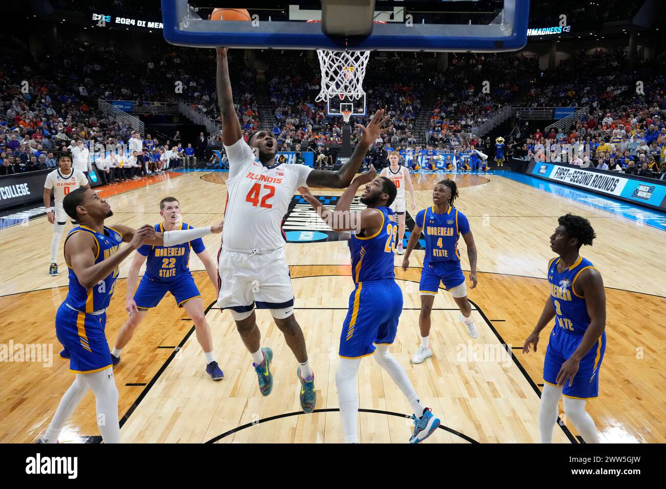Illinois forward Dain Dainja (42) shoots over Morehead State forward ...