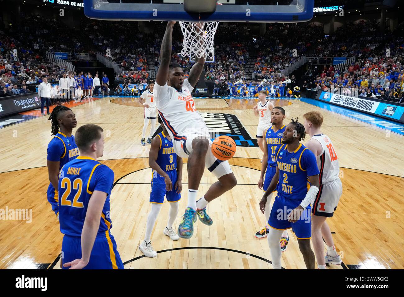 Illinois forward Dain Dainja (42) gets a dunk against Morehead State in ...