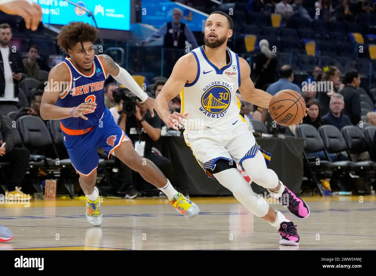 Golden State Warriors guard Stephen Curry (30) drives to the basket ...
