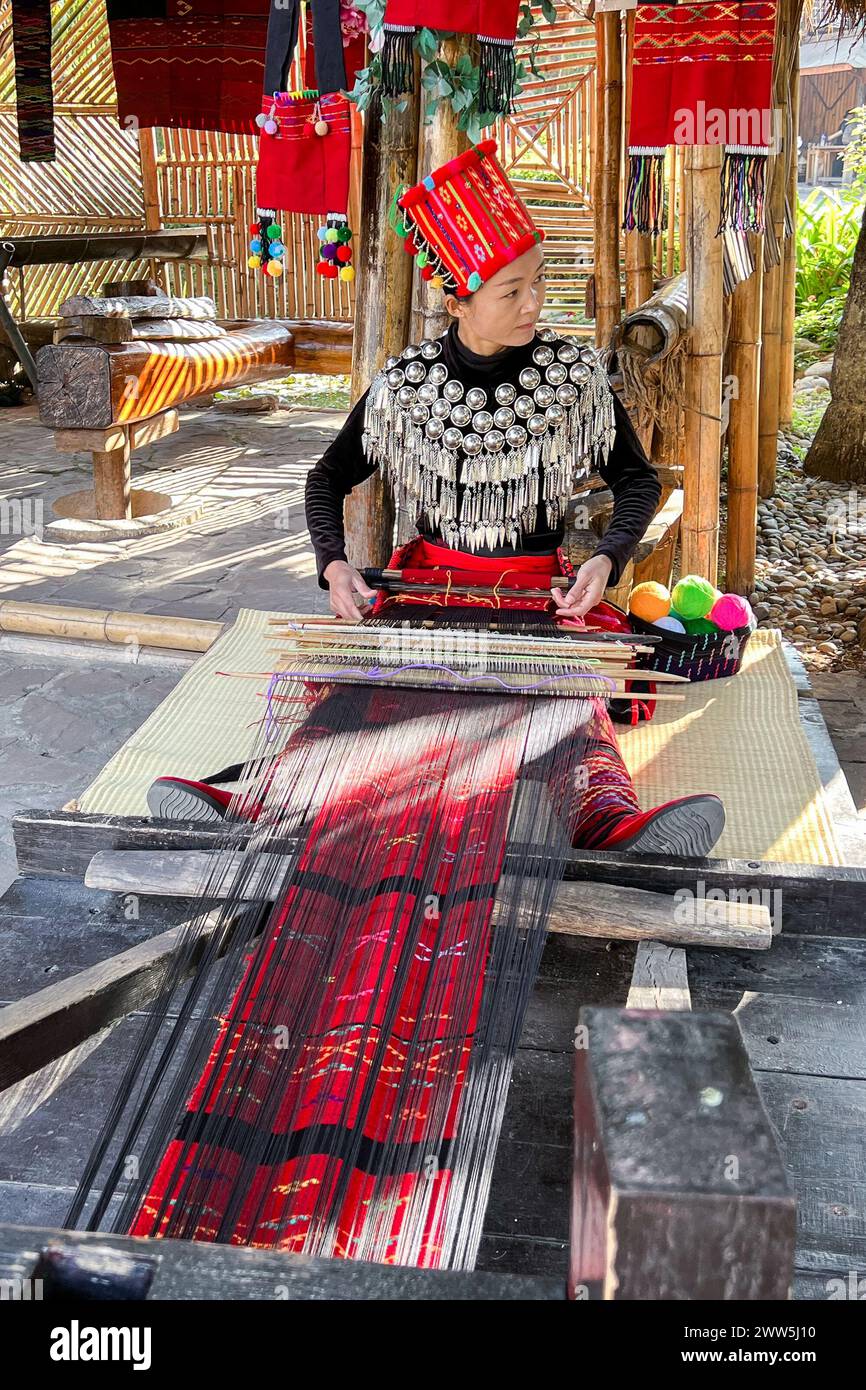 Ethnic groups in china hi-res stock photography and images - Alamy