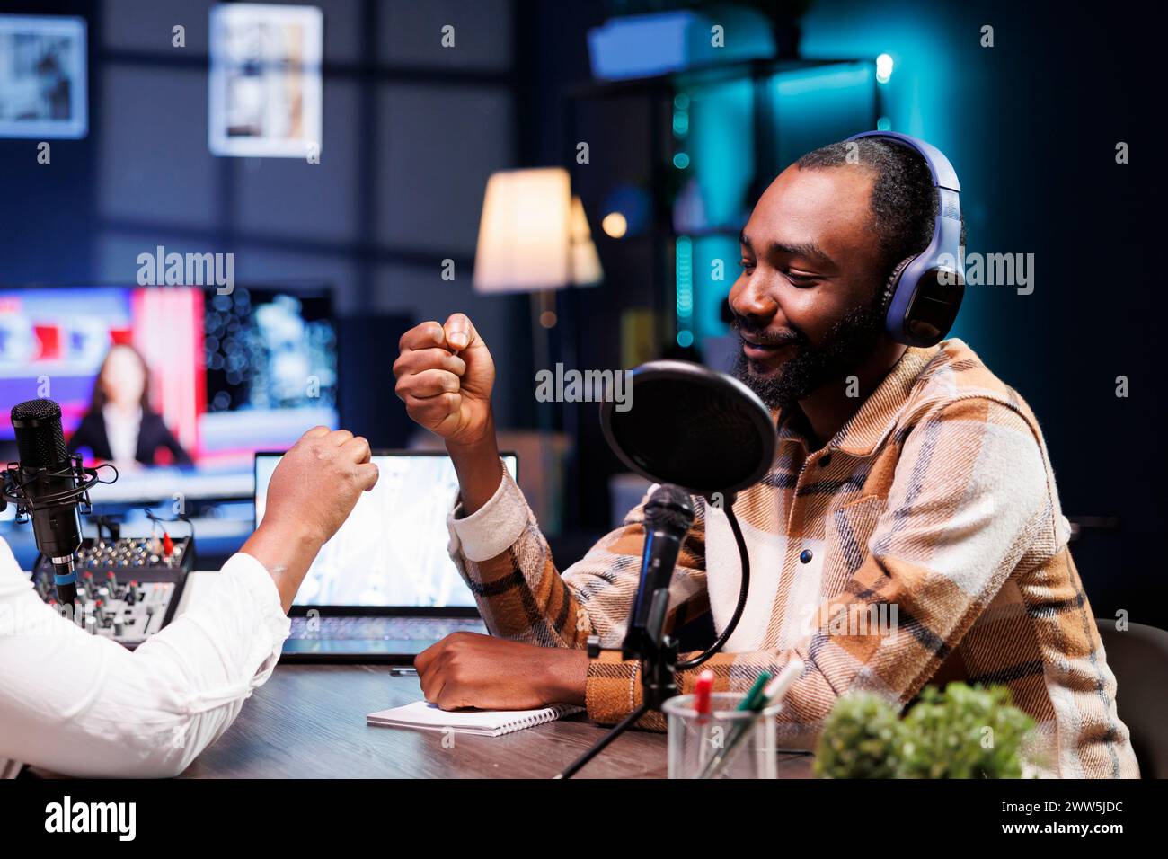 Guest fist bump hi-res stock photography and images - Alamy