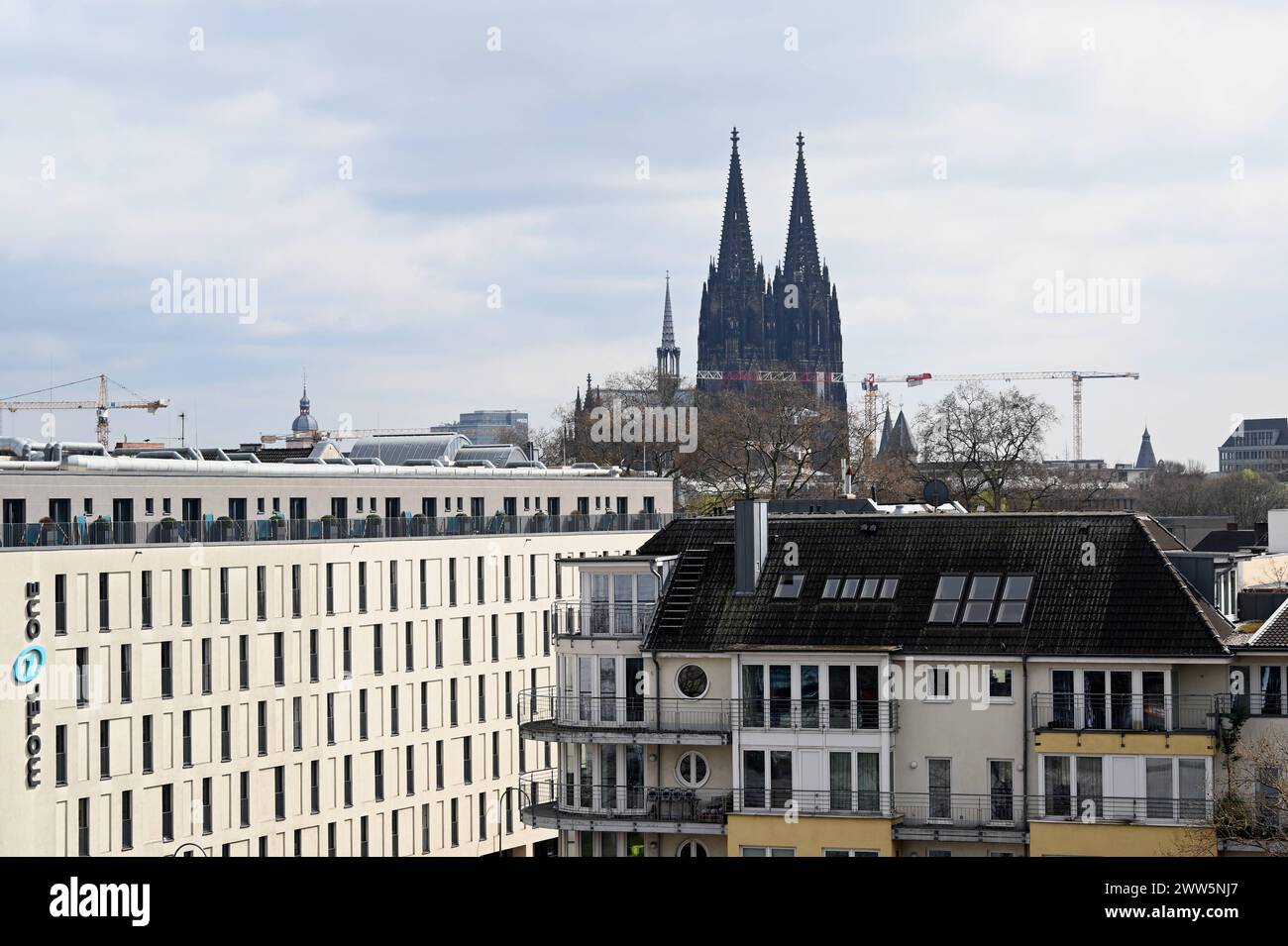Die Türme des Kölner Dom über den Dächern der Stadt *** The towers of ...