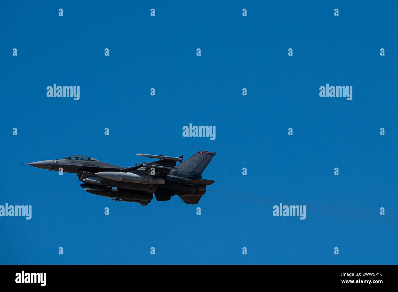 A U.S. Air Force F-16C Fighting Falcon assigned to the 77th Fighter ...