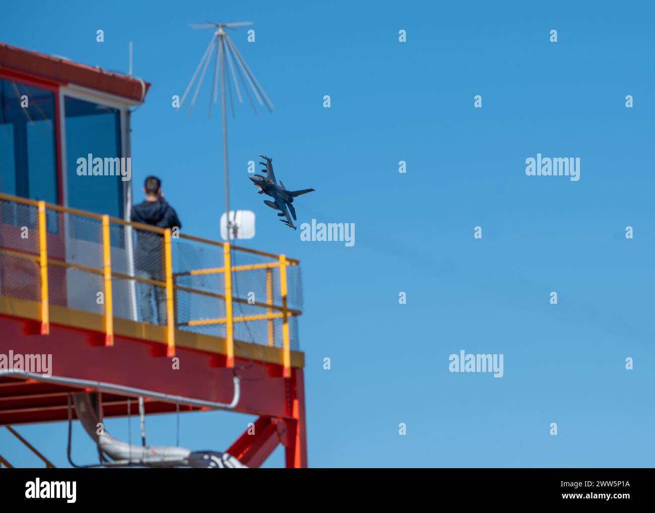 A U.S. Air Force F-16C Fighting Falcon assigned to the 77th Fighter ...