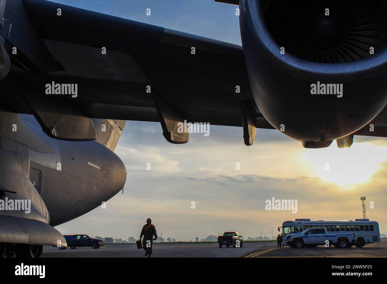 Global air mobility support system hi-res stock photography and images ...