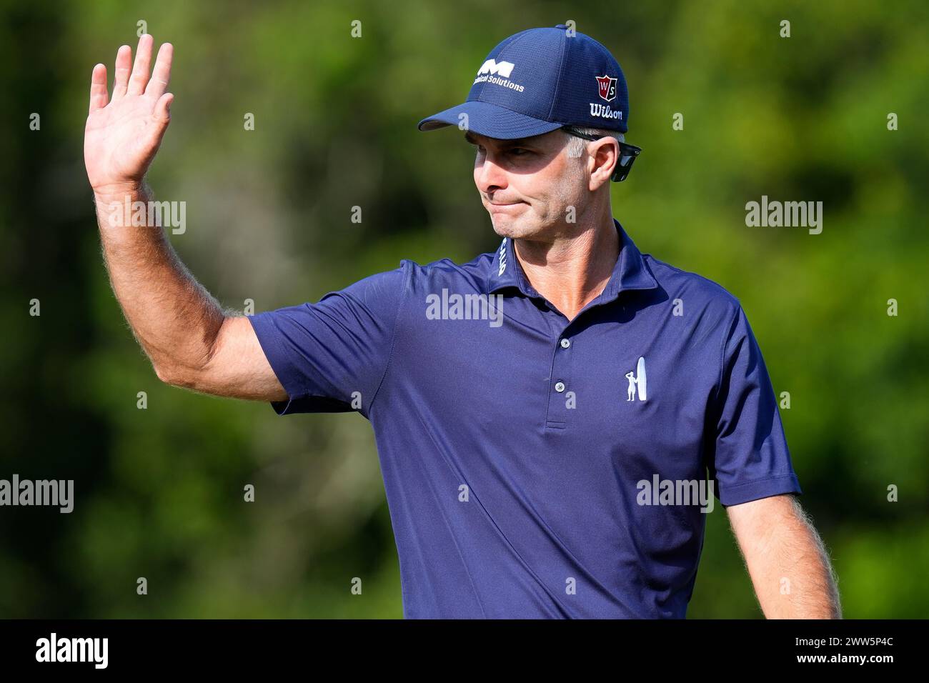 Kevin Streelman waves to the gallery after making his putt on the ...