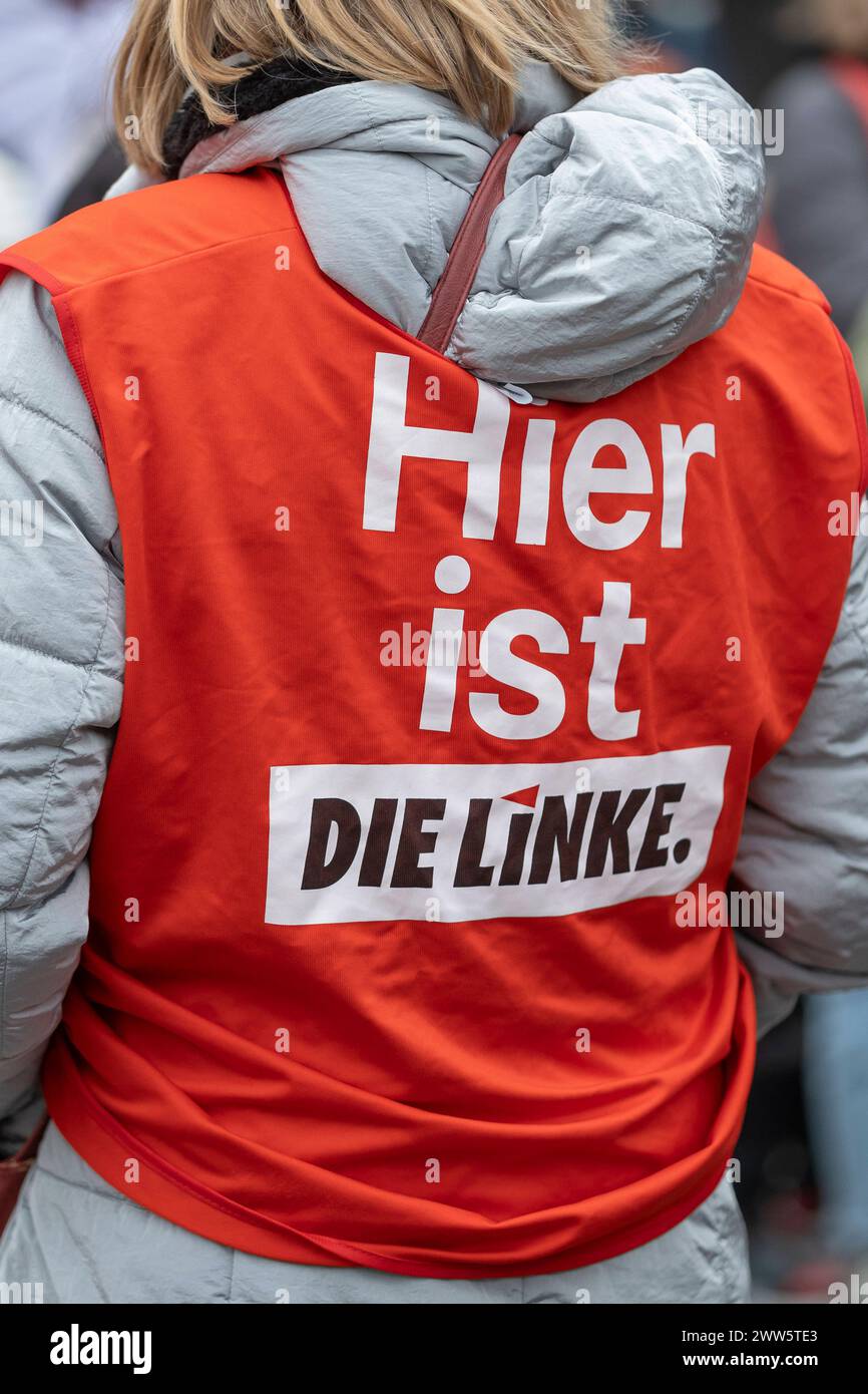 Frau trägt eine Weste mit dem Aufdruck Hier ist DIE LINKE *** Woman ...