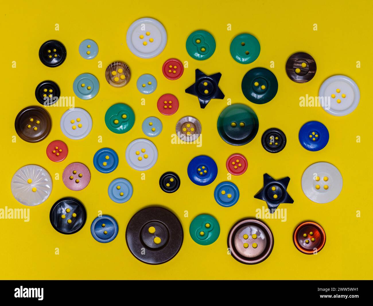 Botones corrientes de diversos tamaños, colores, formas y materiales ...