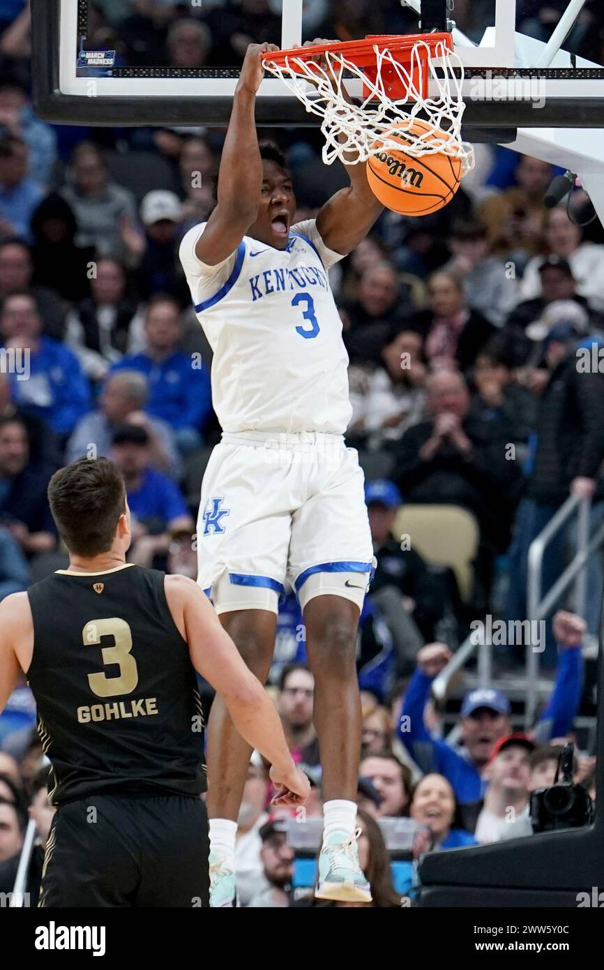 Kentucky's Adou Thiero (3) dunks in front of Oakland's Jack Gohlke (3 ...