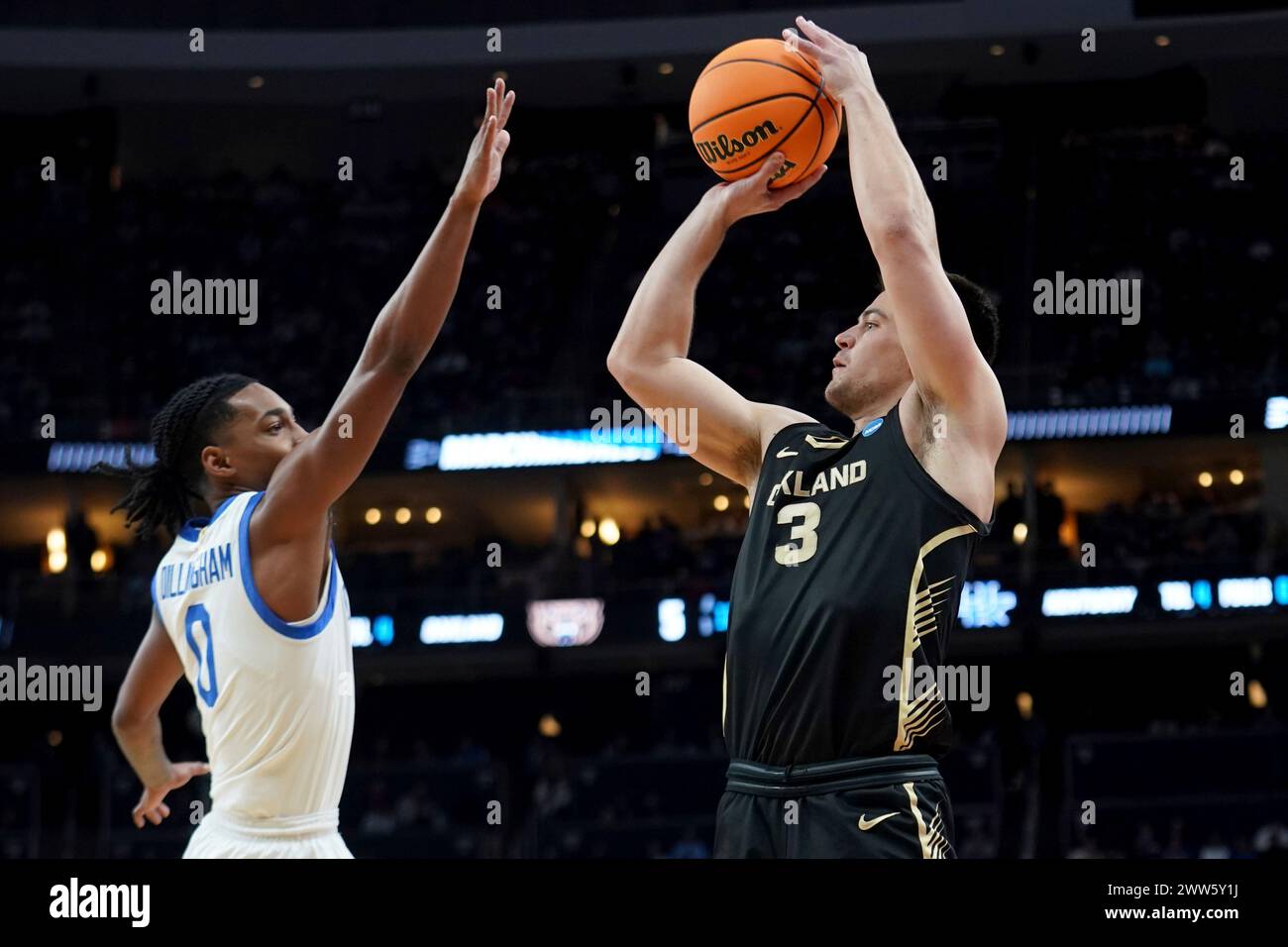 Oakland's Jack Gohlke (3) shoots a 3-pointer over Kentucky's Rob ...