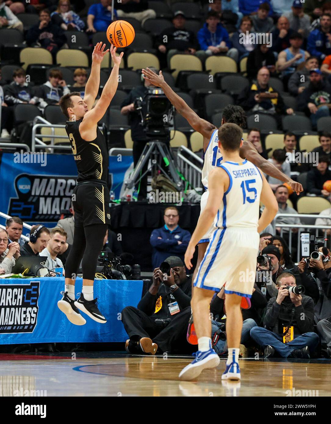 Pittsburgh, PA, USA. 21st Mar, 2024. Oakland Golden Grizzlies guard ...