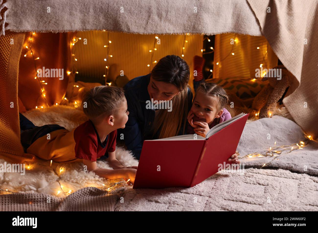 Children reading in tent hi-res stock photography and images - Alamy