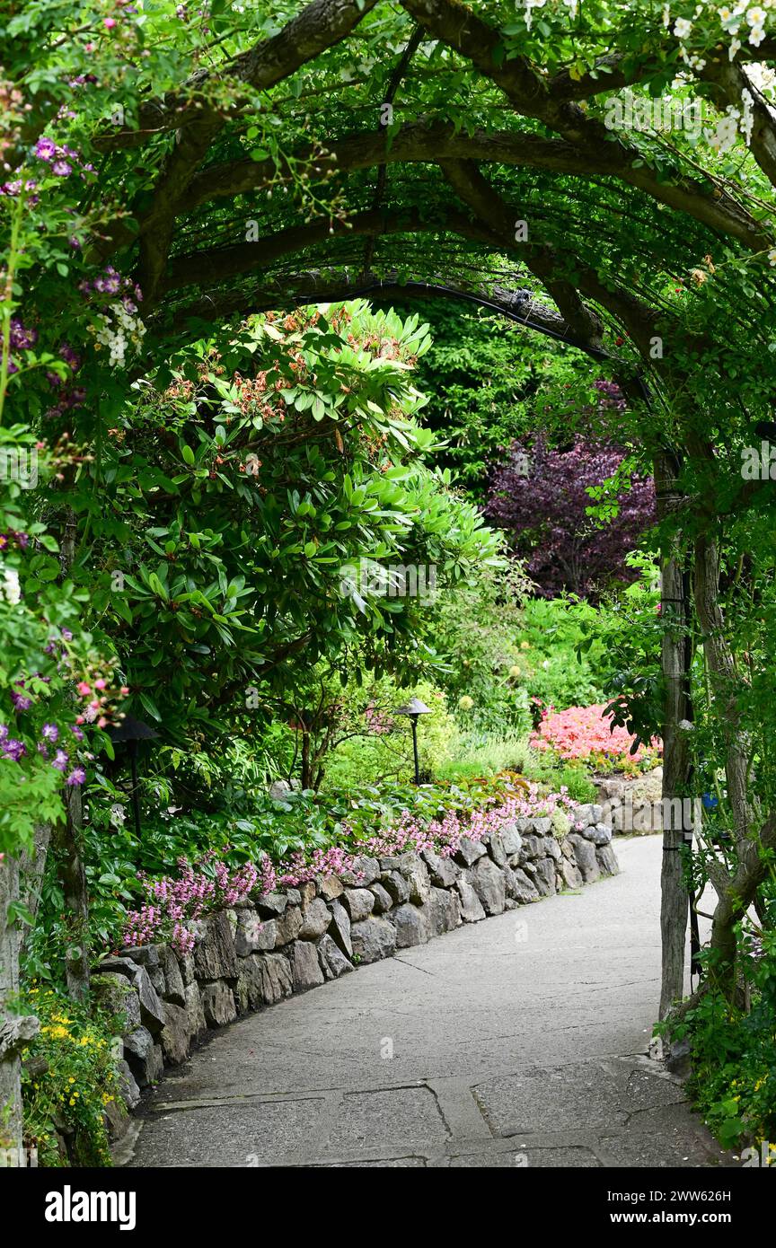 Path under trellis hi-res stock photography and images - Alamy