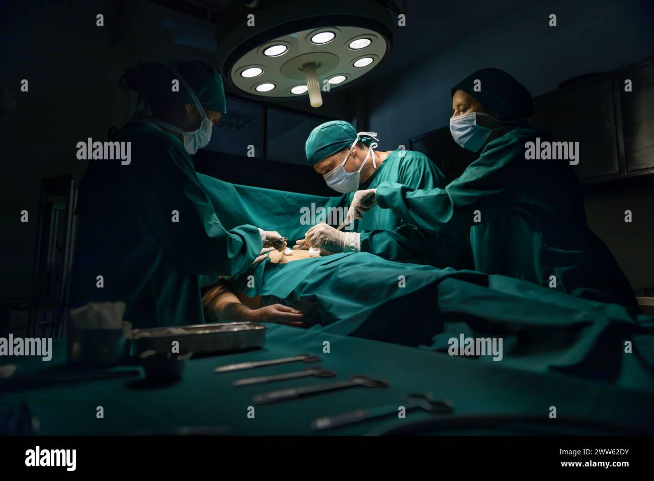 Medical team performing surgery hi-res stock photography and images - Alamy