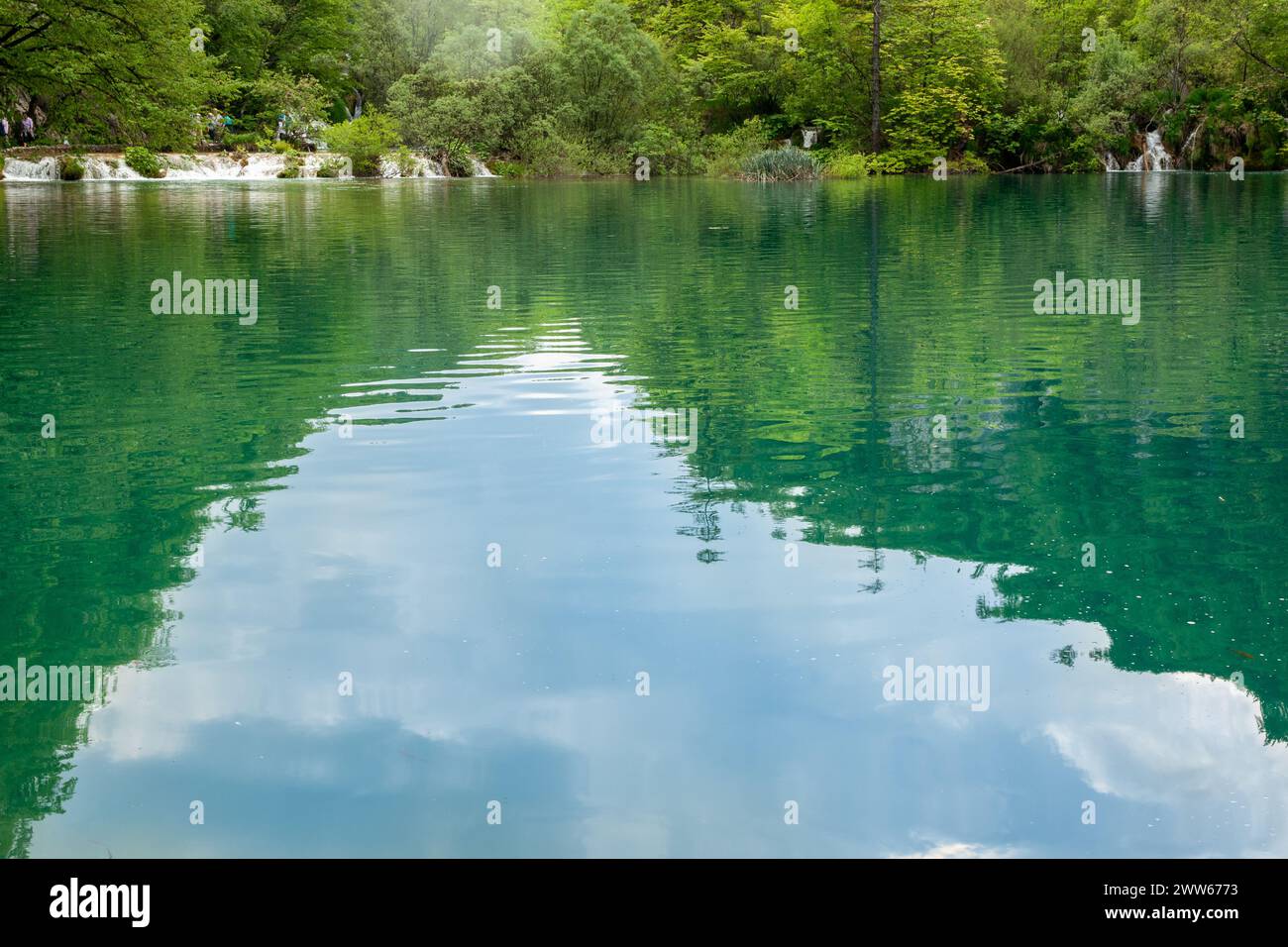 Converging nature shadow borders sky reflection in Plitvice Lakes ...