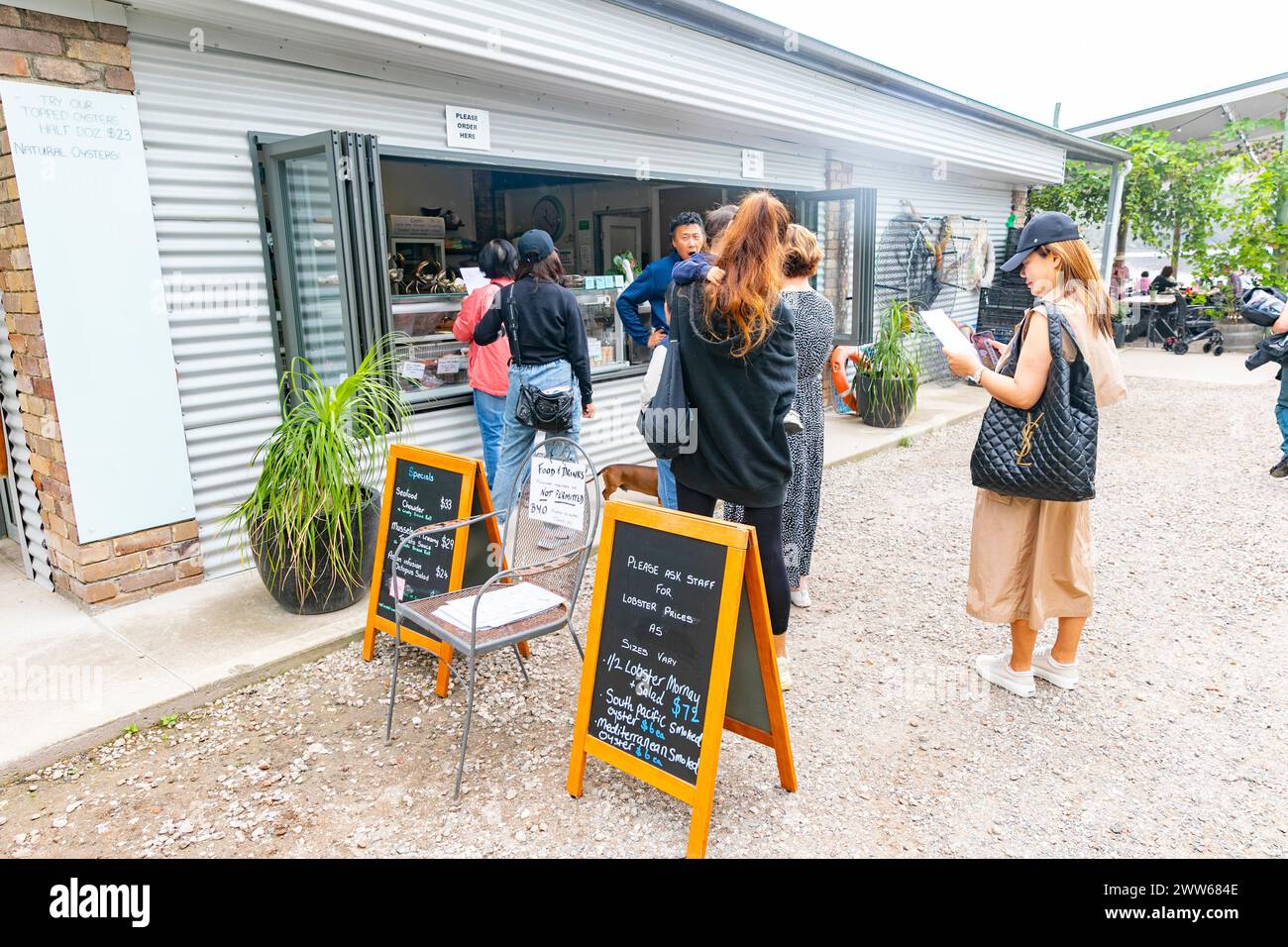Oyster restaurant, queue to order seafood, Hawkesbury River Oyster shed ...