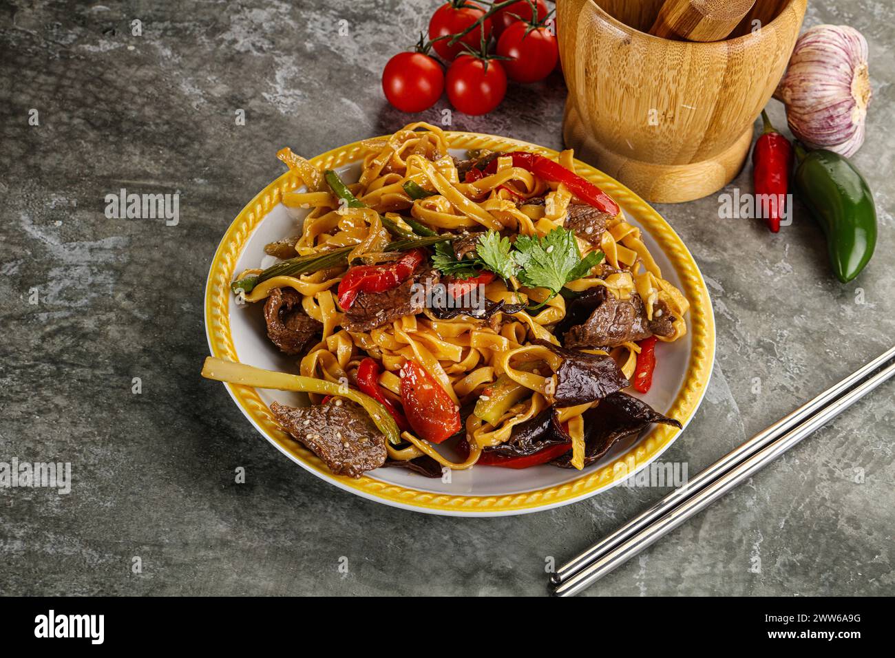 Asian wok with stir fry noodle, vegetables and beef Stock Photo - Alamy