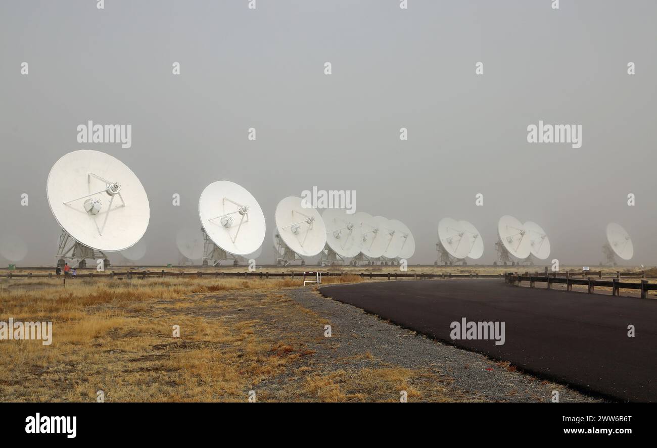 Large radio antennas hi-res stock photography and images - Alamy