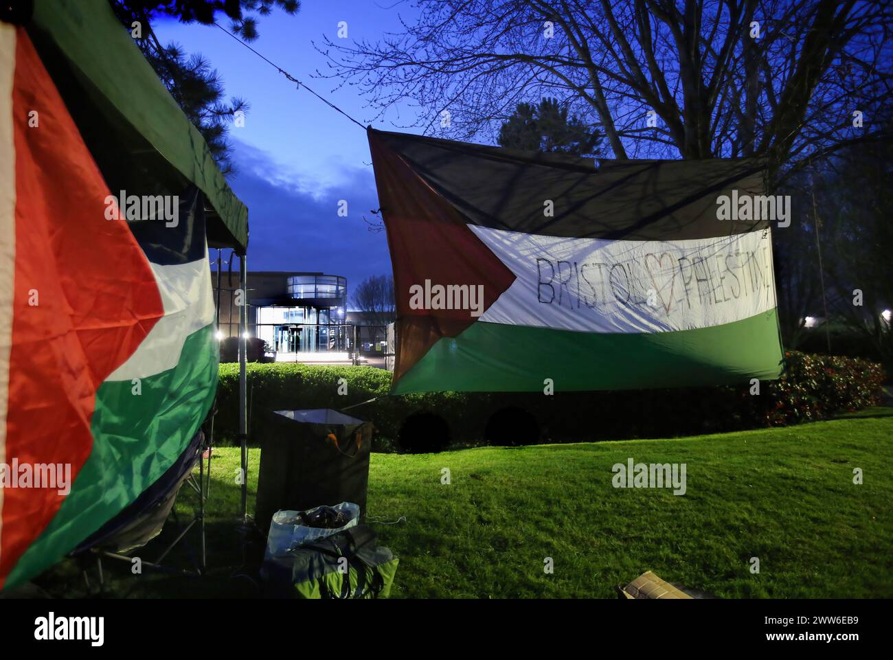 As night falls on the new camp a huge Palestinian flag flies over Elbit ...