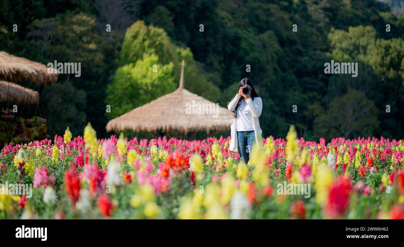 Taking photos of flower hi-res stock photography and images - Alamy