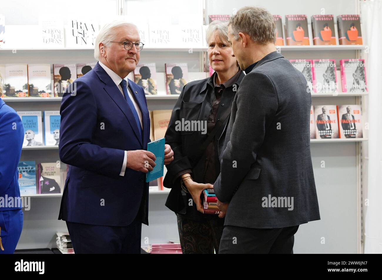 Frank-Walter Steinmeier, Christina Knecht und Jo Lendle am Stand vom ...