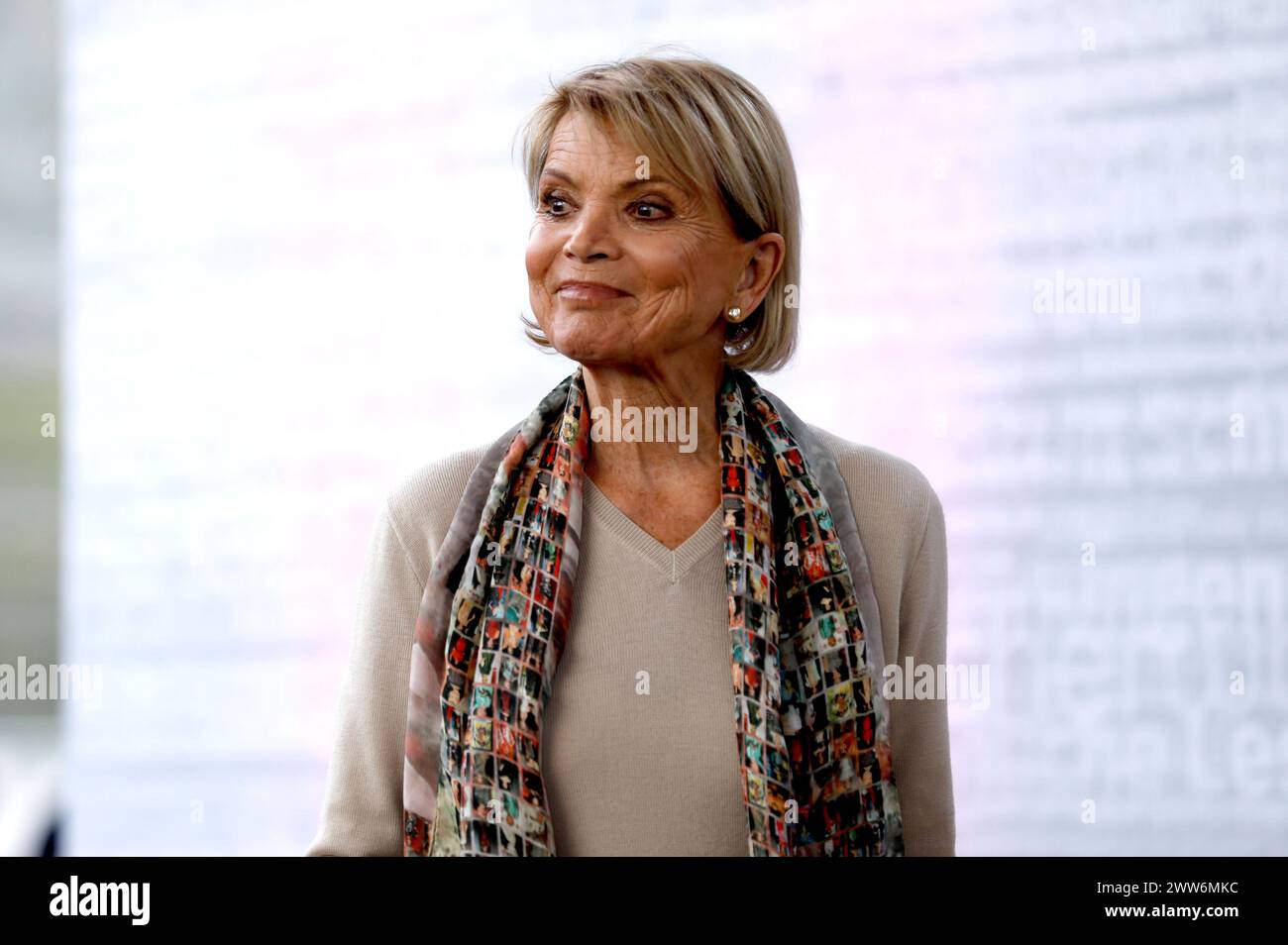 Uschi Glas im Gespräch zu ihrem Buch Ein Schätzchen war ich nie auf der ARD, ZDF und 3sat ...