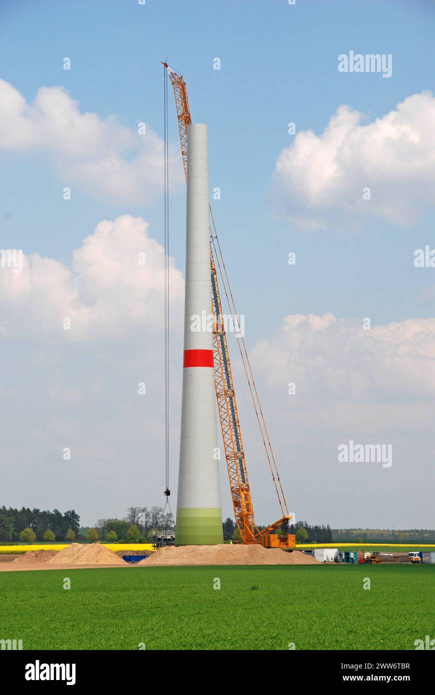 25.04.2014 Aufbau Windrad Deutschland/ Sachsen Anhalt/ Altmark ...